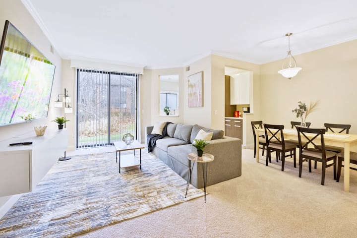 Luxury 2bd | Dt Novi | 2 Beds | Free Parking - Novi, MI