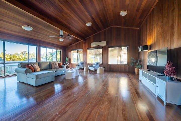 Spacious 4br Family Home W/ Pool | Huge 1.5 Acre - Gold Coast