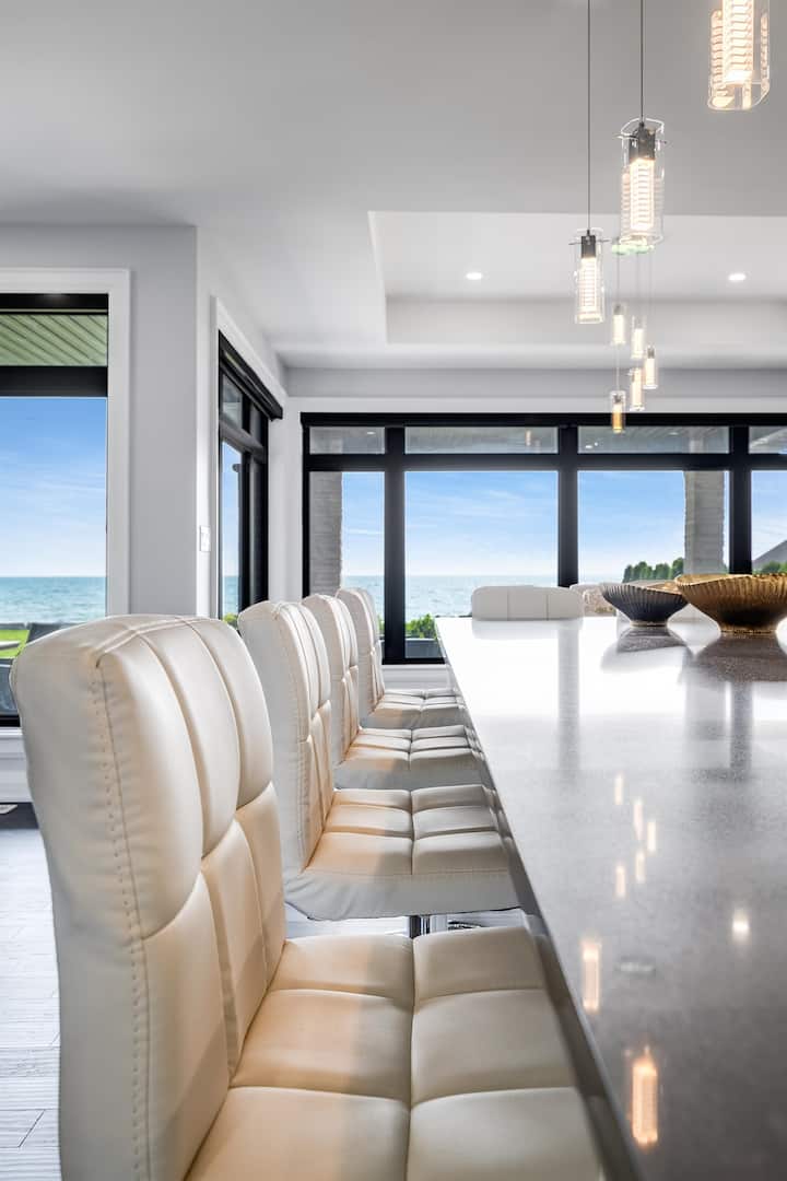 The Carrington Cove Lake Retreat - Leamington