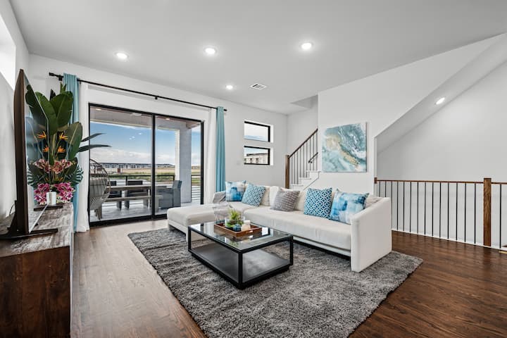 Balcony 3br Retreat With Lake View - Dallas, TX