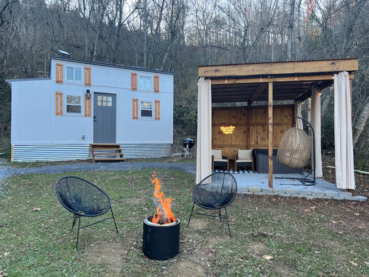 Cozy Tiny Home, Wi-fi, Hot Tub - Sevierville, TN