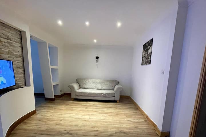 3-bed Barnwell Retreat- Sleeps 6, Garden & Parking - Stevenage