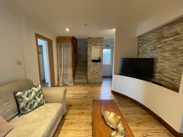 4-bed Barnwell Retreat- Sleeps 9, Garden & Parking - Stevenage