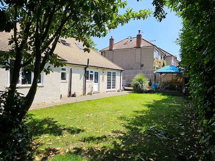 Stunning 4 Bed House With Huge Garden And Parking - Epsom