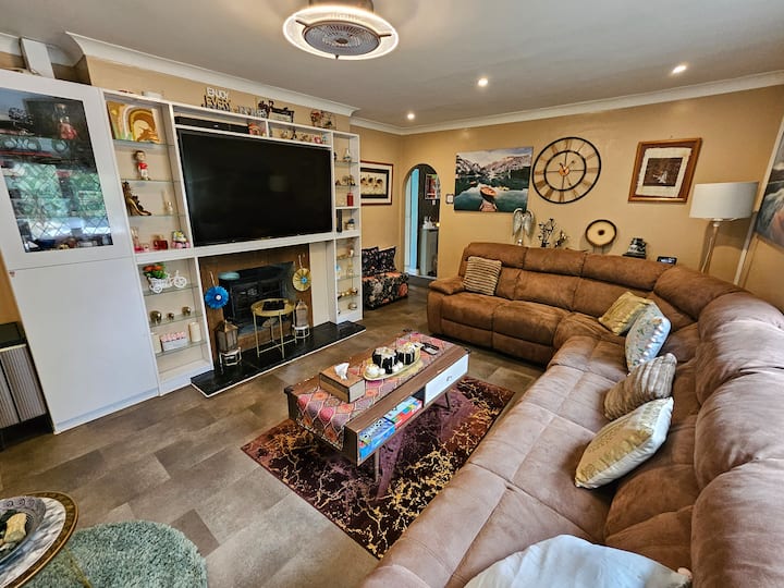 Large 4 Bed House With Huge Garden And Parking - Sutton - London