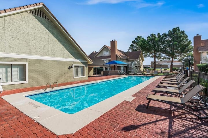 4 Spacious Suites – Pool, Free Breakfast & Kitchen - El Paso, TX