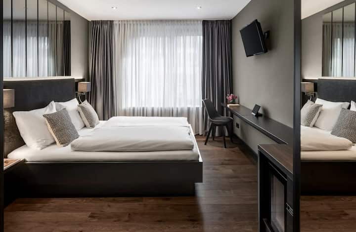 Ideal Location In Düsseldorf And Bar Onsite - Düsseldorf