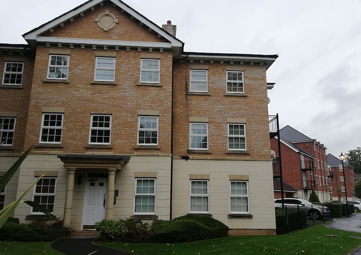 2 Bed In One Of Newbury's Oldest Buildings (19sc) - Highclere