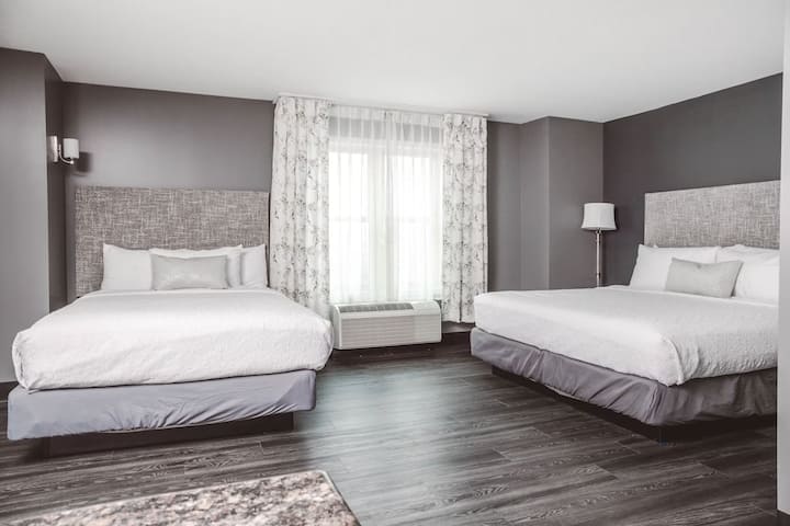 Warm Boutique Hotel W/ Firepits & Gym L 4 Rooms - Waukegan, IL