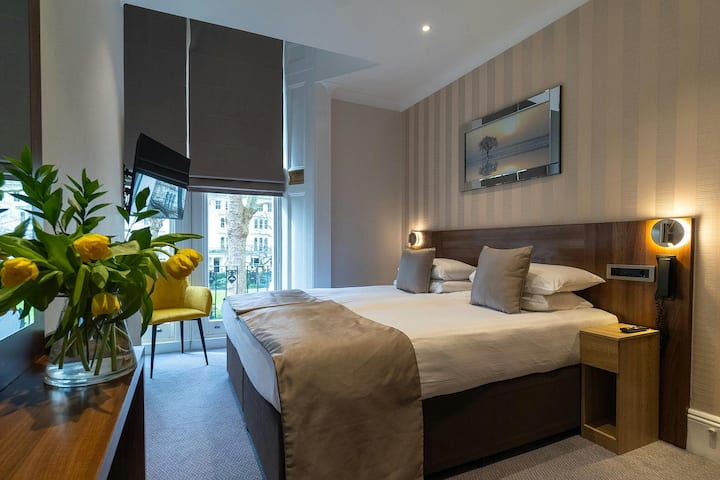 Garden View Double, Steps From Hyde Park - London, UK