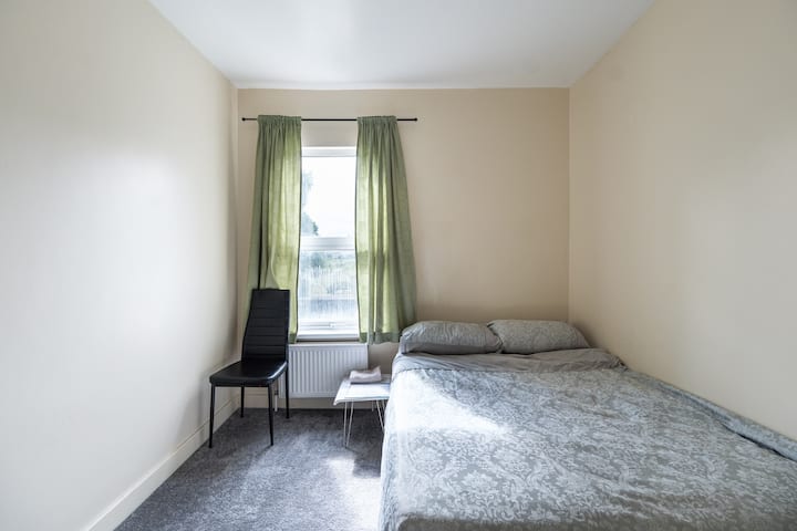 House - Sleeps 8 - Garden - Short Walk To Station - London