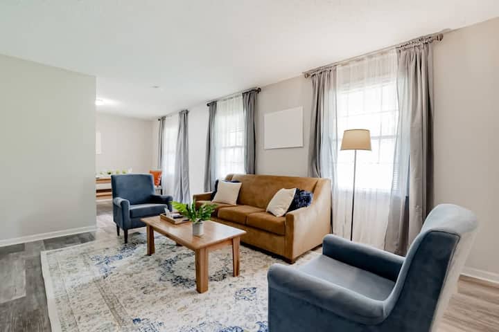 Mins To Lake Murray & Downtown! The Royal Retreat - Lexington, SC