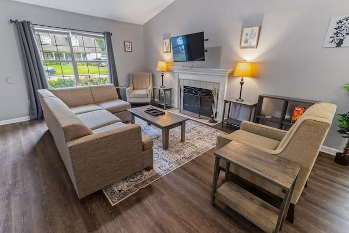 Near Downtown, Parks, Dining! Laid-back On Leghorn - Savannah, GA