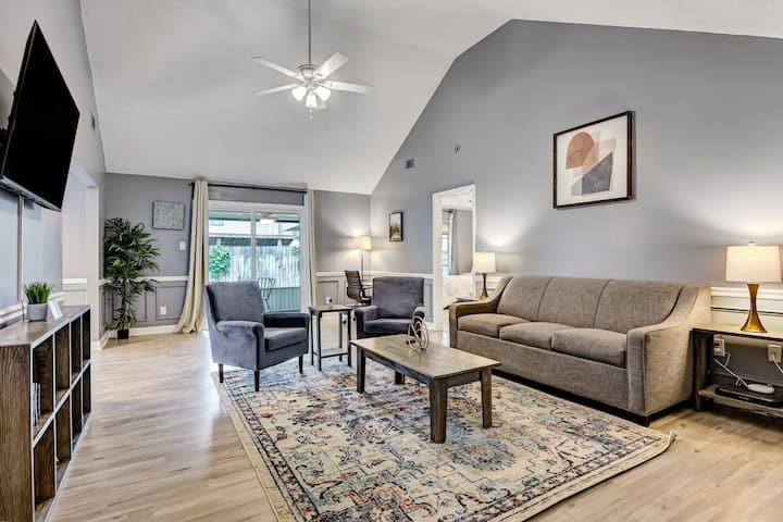 Peaceful Home With Patio Near Downtown & Hospital - Savannah, GA