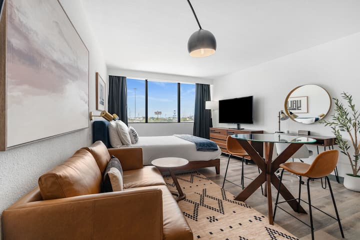Lodgeur | Studio W/ Smart Tv & Desk | Upper Kirby - Bellaire, TX