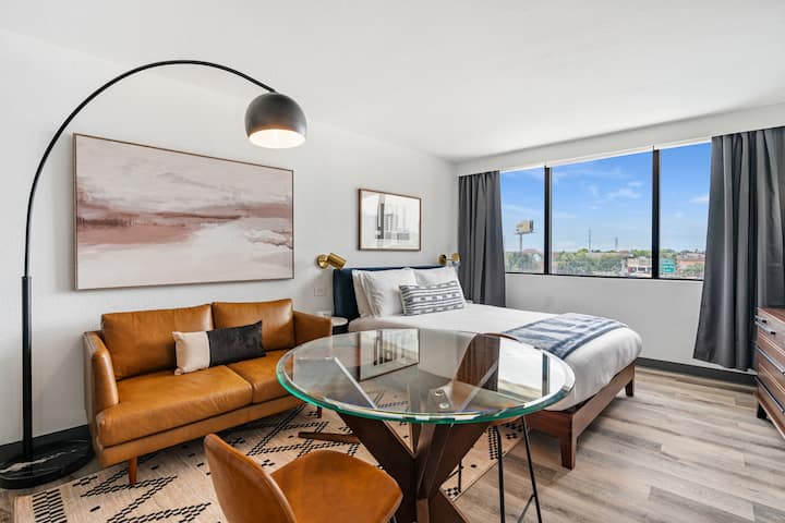 Lodgeur | Studio W/ Smart Tv & Desk | Upper Kirby - NRG Stadium - Houston
