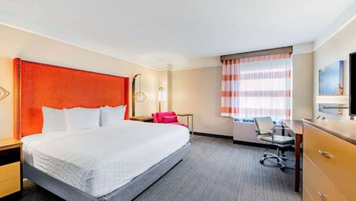 La Quinta Nola | King Room | City Views & Comfort - New Orleans, LA