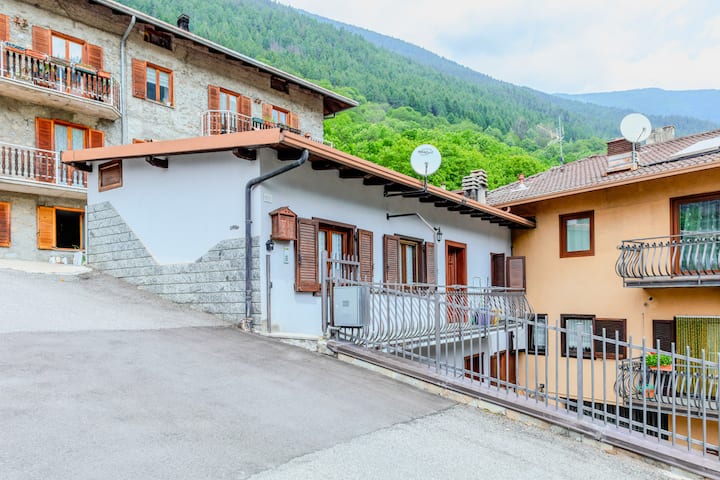 Juri - Cozy Mountainside Apartment - Edolo