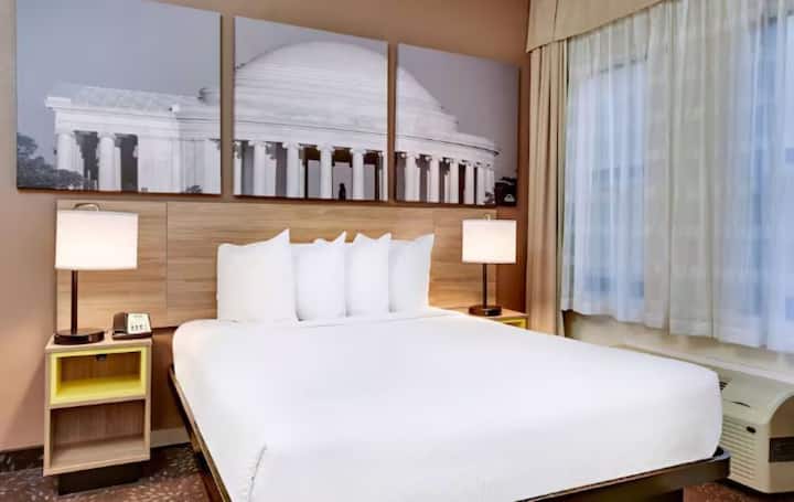 Days Inn Dc | Queen Room | Budget-friendly Stay - Bethesda, MD