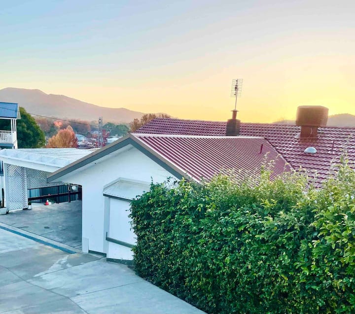 Cottage On The Hill - Myrtleford