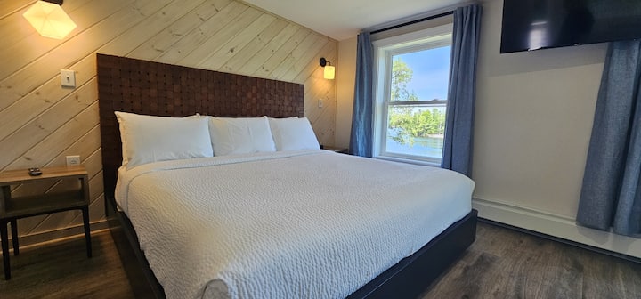 Juniper Motel-lake View- King Suite Deluxe-room 5 - Greenville, ME