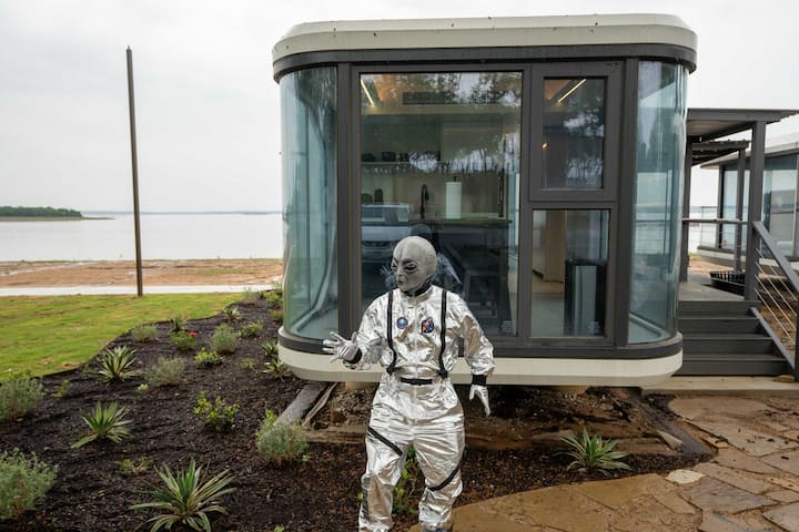 Futuristic Vessel Home Of Tomorrow - Runaway Bay, TX