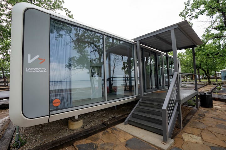 Futuristic Vessel Home Of Tomorrow - Runaway Bay, TX