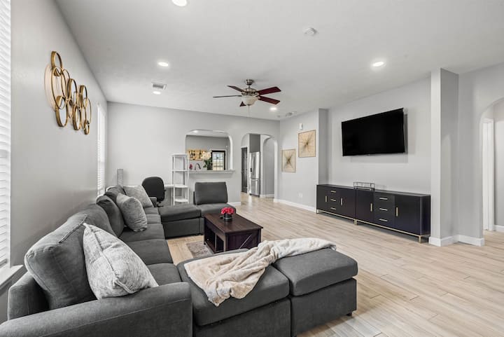 Home Nr Woodlands | Yard Bbq Fire Pit Desk Games - Spring, TX