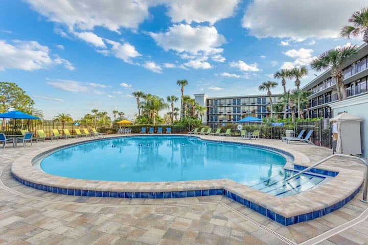 2 Spacious Rooms L Days Inn Orlando | W/ Pools - Orlando, FL