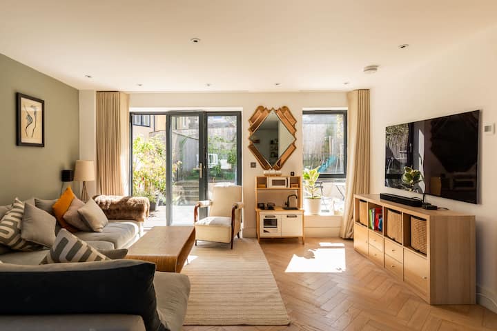 Stylish Family Home With Garden - Bristol