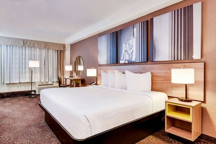 King Room | Days Inn Washington | Near Smithsonian - Bethesda, MD