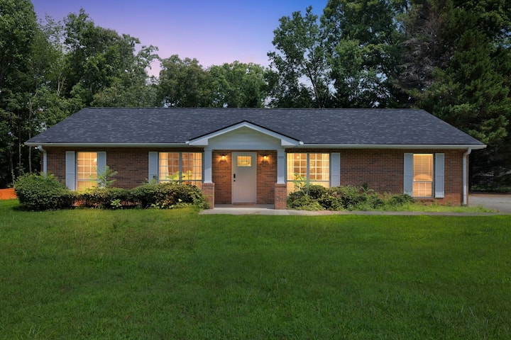 Family Getaway 9br Open-concept Retreat - Winston-Salem, NC