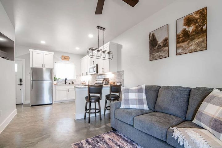 Quiet Casita W/ Hot-tub Six Minutes From Downtown - Fredericksburg, TX