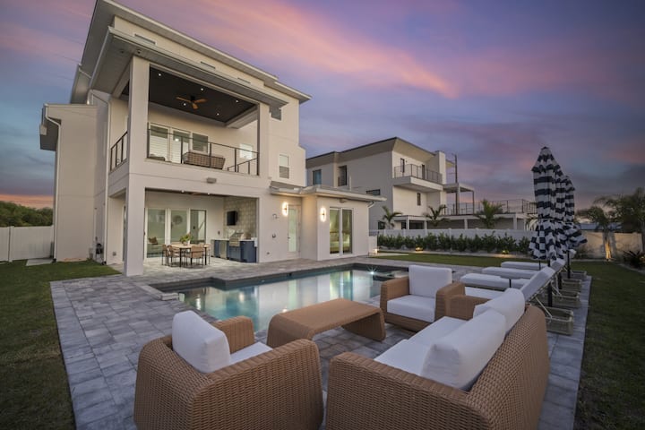 Luxury Beachfront Villa Heated Pool Sleeps 12 - Cocoa Beach, FL