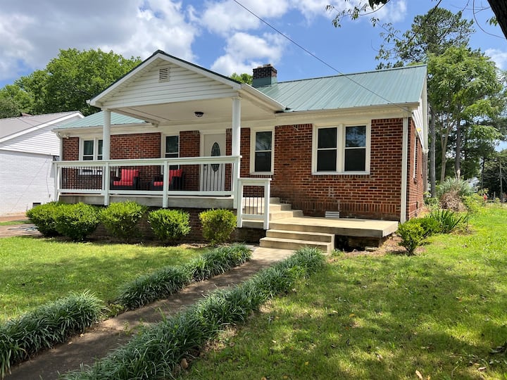 The Porchside Perch Walk To Una, Downtown Florence - Muscle Shoals, AL