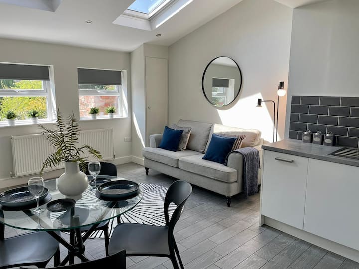 Woolton Retreat | Skylights + Desk | Parking - Liverpool