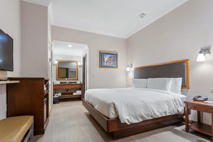 Wyndham Baronne | King Room | Near French Quarter - New Orleans, LA