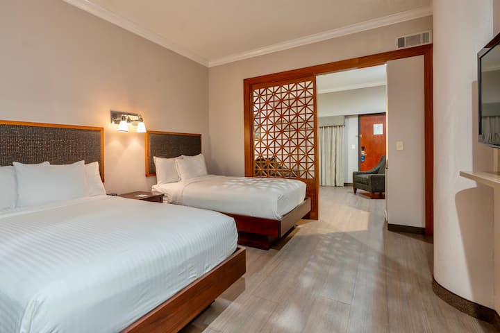 Wyndham Baronne Plaza | 2 Spacious Suites - New Orleans, LA