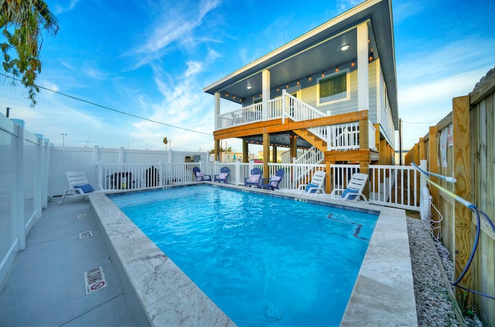 Sleeps 16 | 2 Homes, Pool, 1 Block To Alister St - Port Aransas, TX