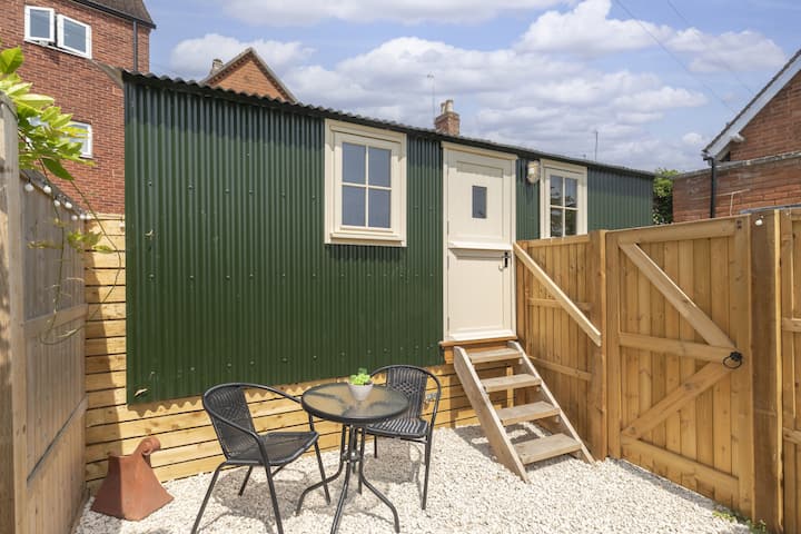 Tranquil Riverside Shepherd’s Hut In Tewkesbury - Tewkesbury