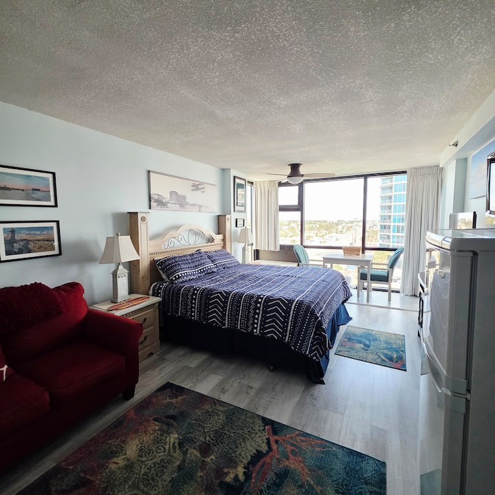 Cozy King Oceanview Studio W/pool & Tiki Bar - Daytona Beach, FL
