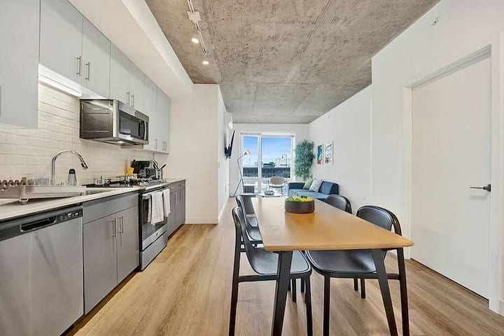 2br City Escape | Bright, Sleek, Spacious - Wrigleyville - Chicago