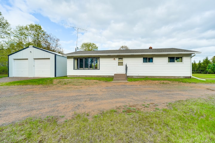 Fisher's Retreat: Home W/ Spacious Yard In Hayward - Hayward, WI