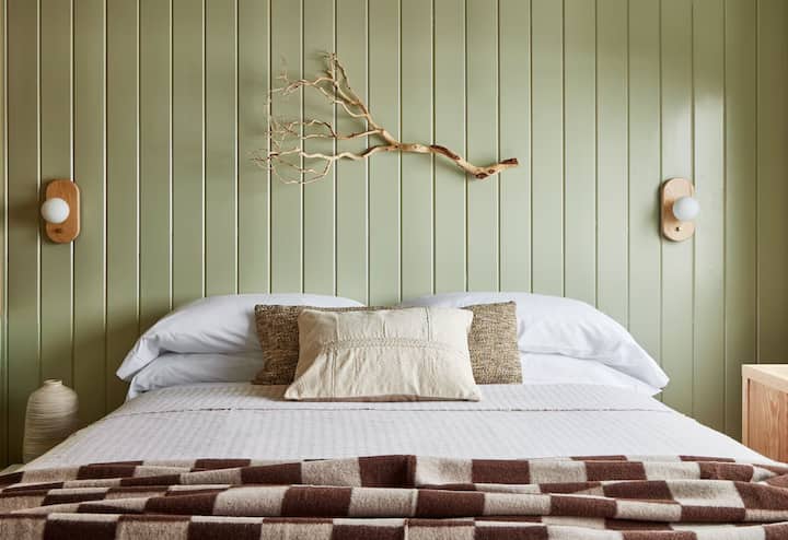 Bluebird L Deluxe King L Cozy Downtown - Lake Placid, NY