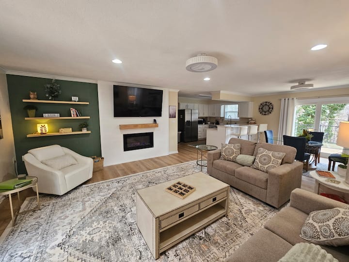 Mountain Vibe, 2 Kitchens, Sleeps 10, 1900sf - Oak Ridge, TN