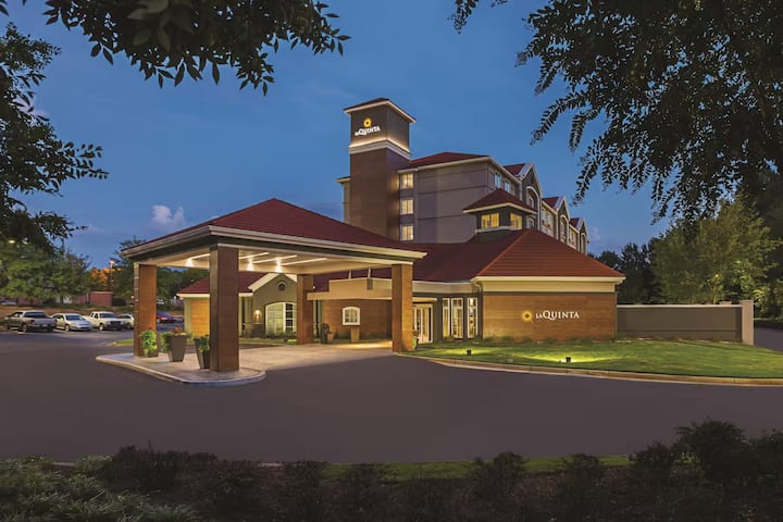 Close To North Point Mall + Breakfast. Gym. Pool. - Alpharetta, GA