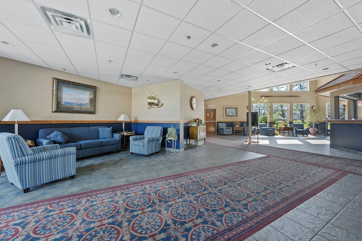 Sleeps 10: One Block To Downtown - Kelleys Island, OH