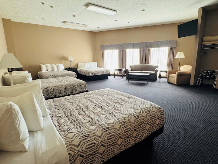Sleeps 10: One Block To Downtown - Put-in-Bay