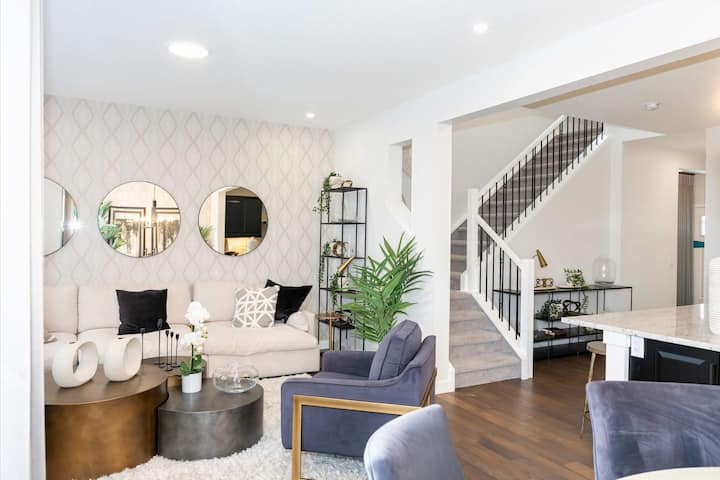 Strawberryfield • Movieroom • Bigoffice • Backyard - Calgary