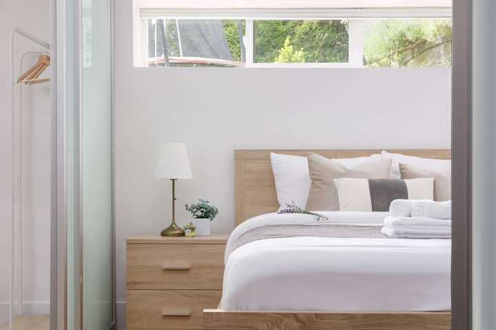 Cozy 1br Bsmt Escape | Large Free Parking - Coquitlam